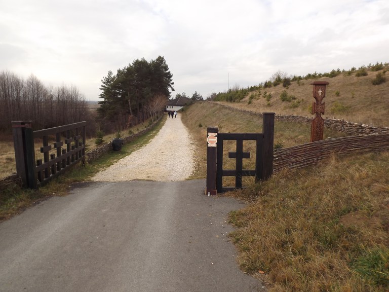 Moara cu apa de la Ohaba & Manastirea rupestra Sinca Veche ...