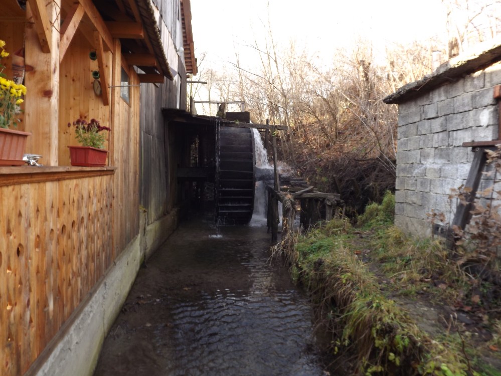Moara cu apa de la Ohaba & Manastirea rupestra Sinca Veche ...